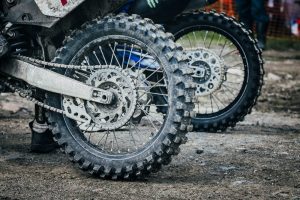 7 Symptoms a Motorcycle Chain Is TOO Loose (Solved) – Motor & Wheels